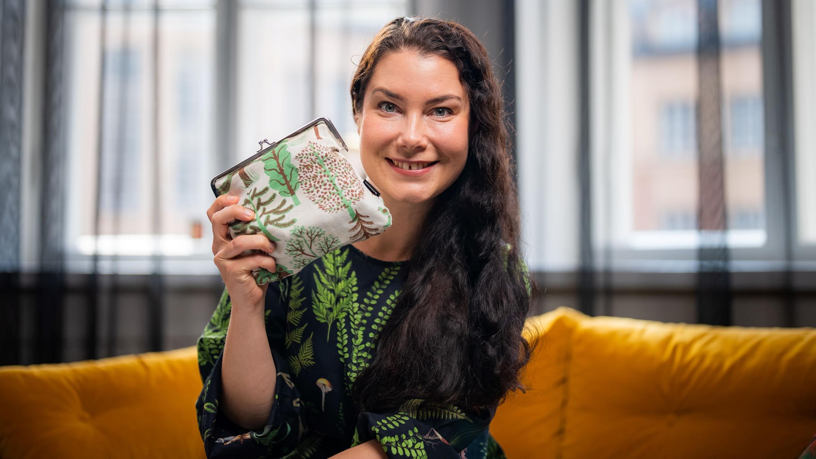Mitä meikkipussistasi löytyy, Emma Kari? | eeva.fi