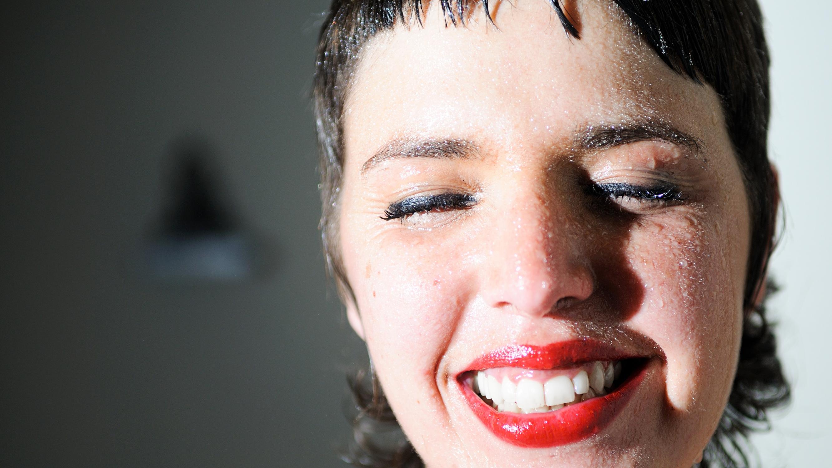 Kestävä meikki arkeen ja juhlaan – meikkaaja Riia Koivisto neuvoo ...