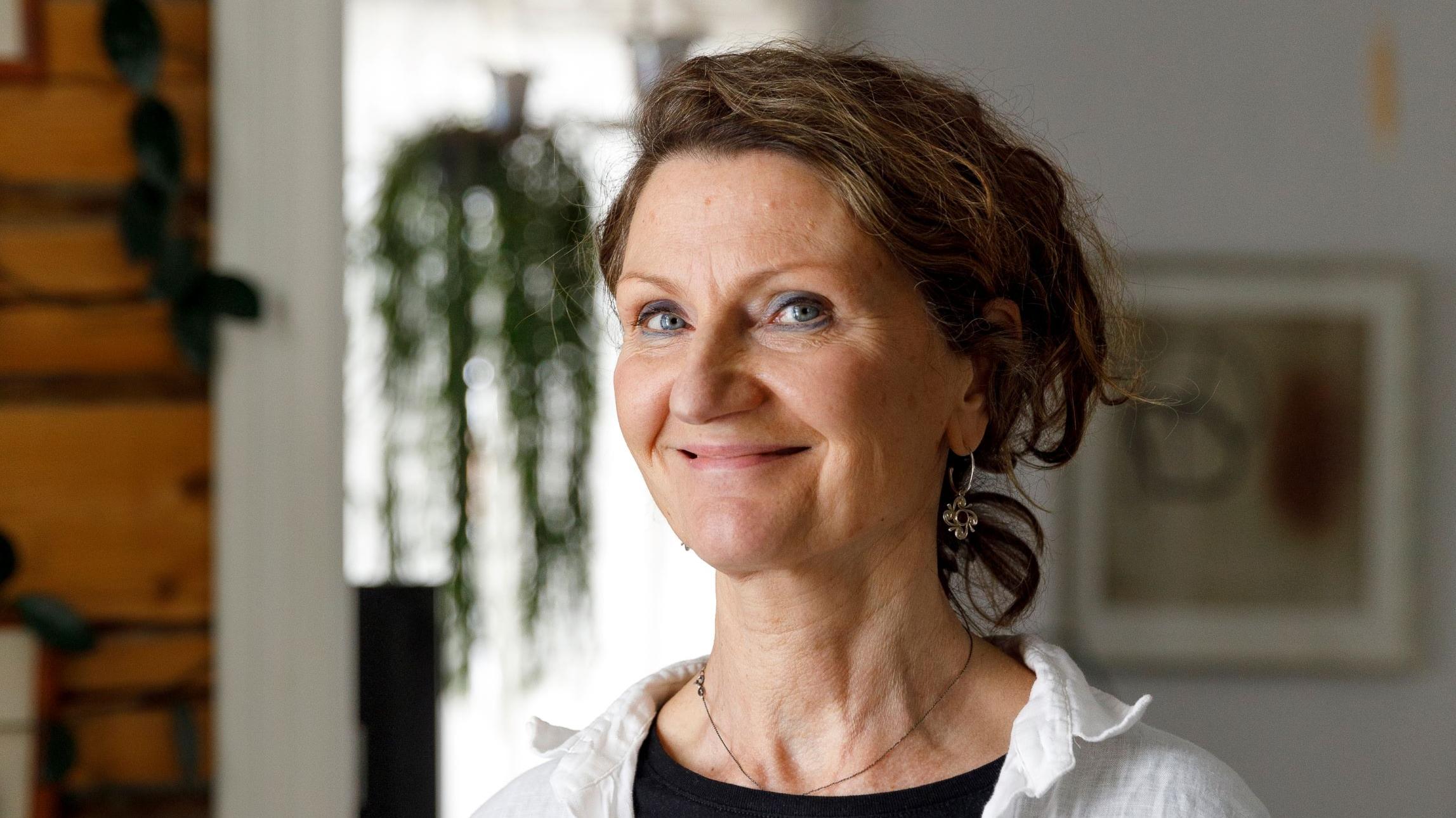 Sirkku Peltola: ”Myötätunnon kautta voi uida ihmisen sieluun” | Eeva