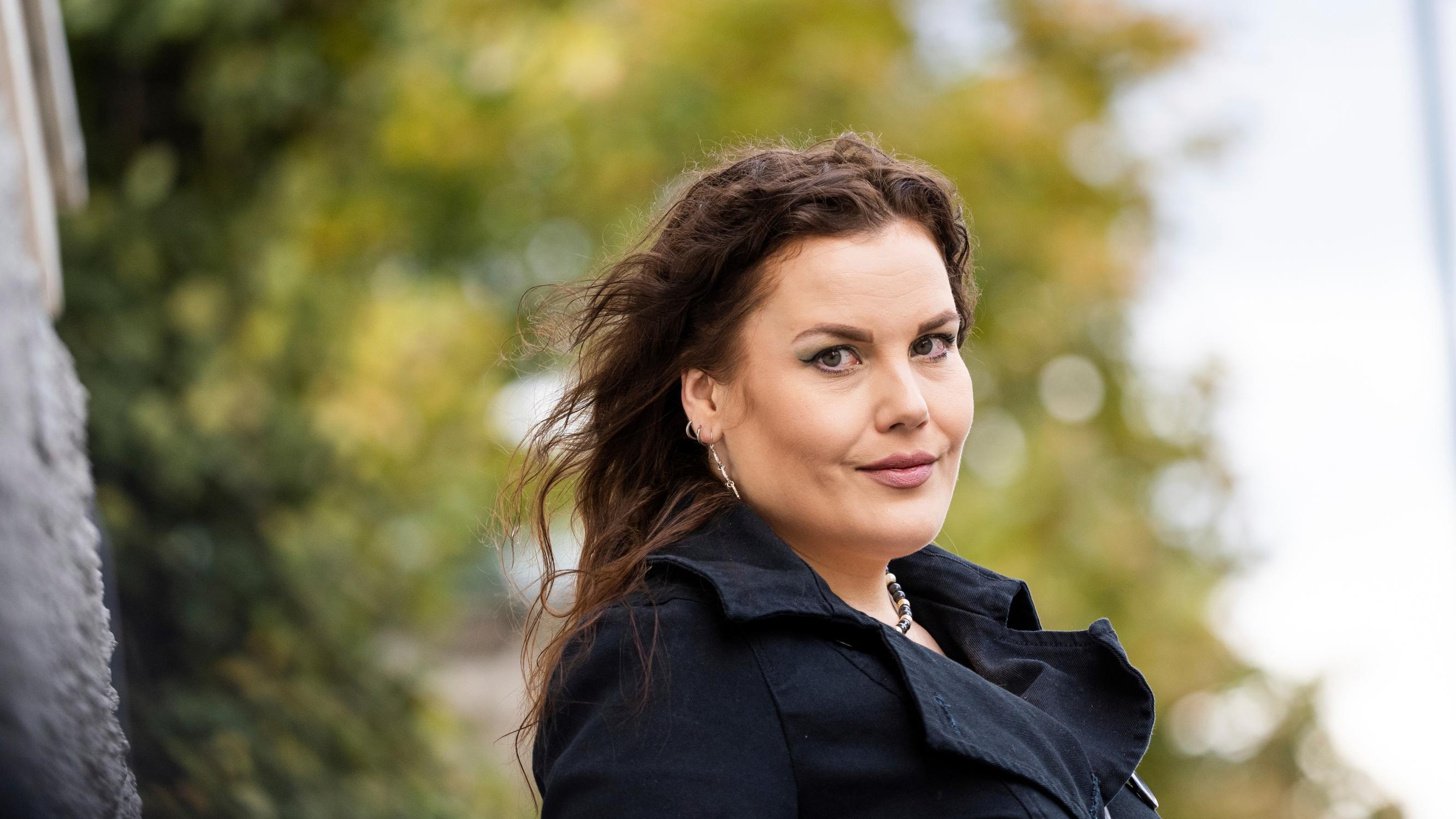 Nuorena kirjailija Hanna-Riikka Kuisma rentoutui juomalla liikaa | Eeva