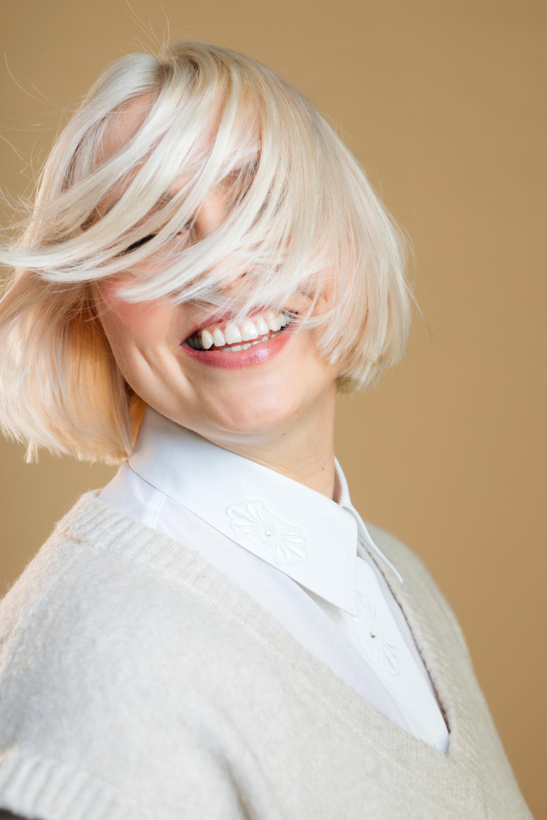 Näin Essi Hellén hoitaa upeaa viileänvaaleaa polkkaansa | Trendi