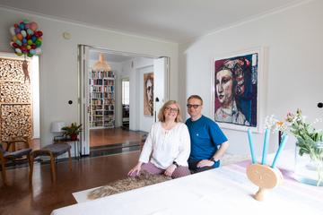 Kirjailija Riikka-Maria Rosenberg esittelee kartanokotinsa | Eeva