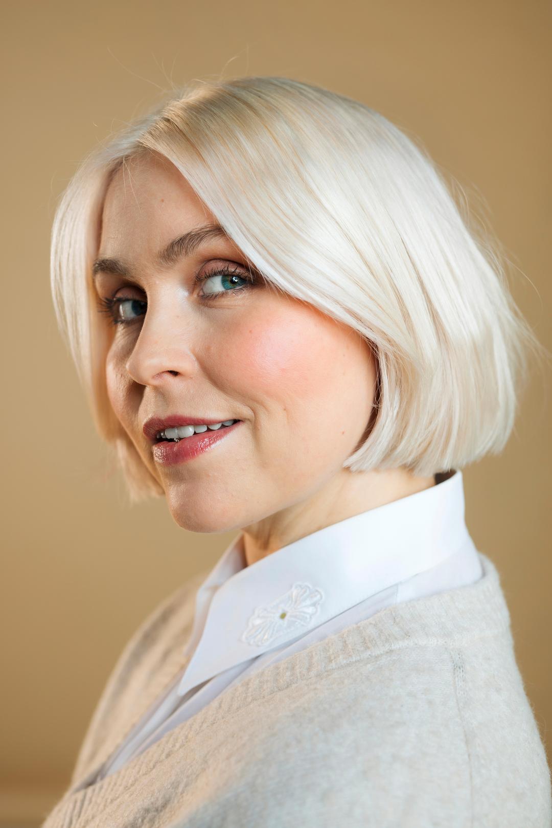 Näin Essi Hellén hoitaa upeaa viileänvaaleaa polkkaansa | Trendi