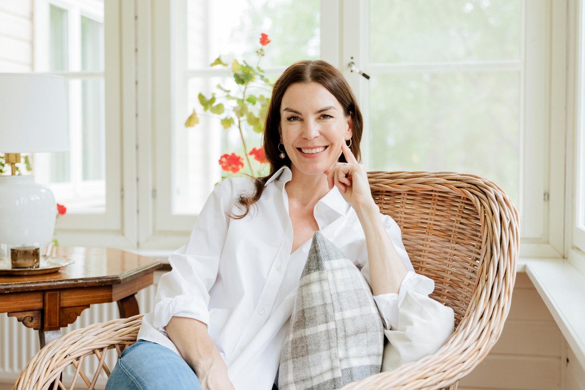 Kirjailija Riikka-Maria Rosenberg esittelee kartanokotinsa | Eeva